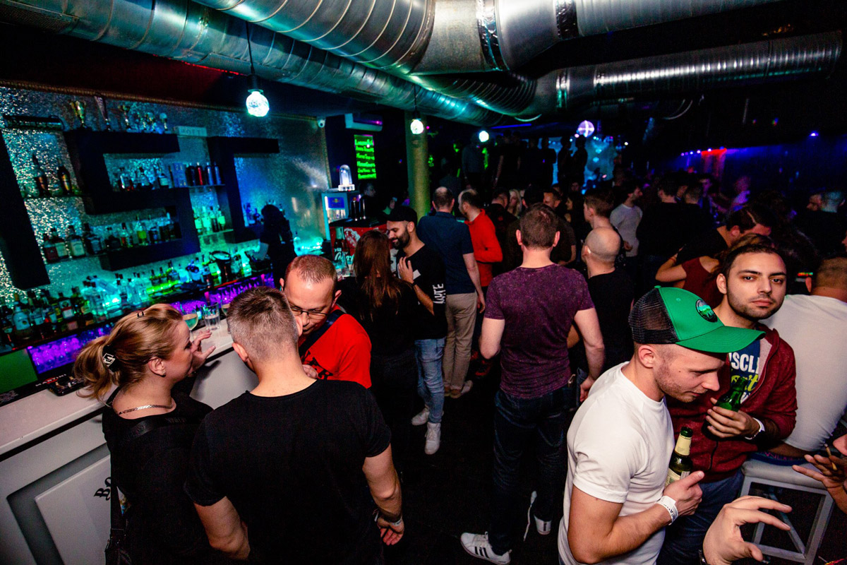 Top 12 fotiek z party Tutti Frutti | Queerslovakia.sk